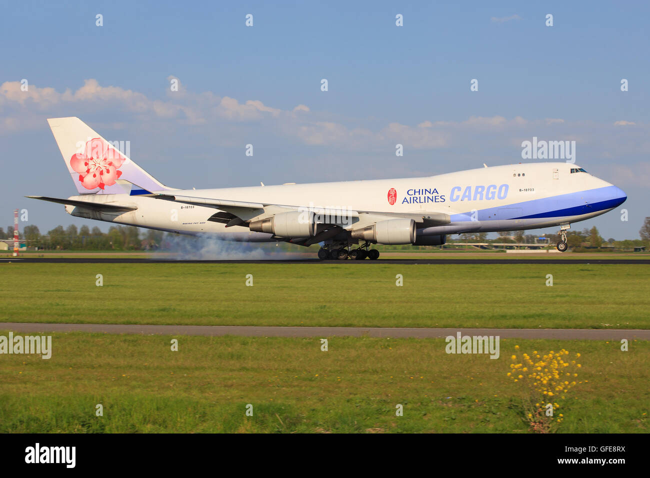 Boeing 747 cargo loading hi-res stock photography and images - Alamy