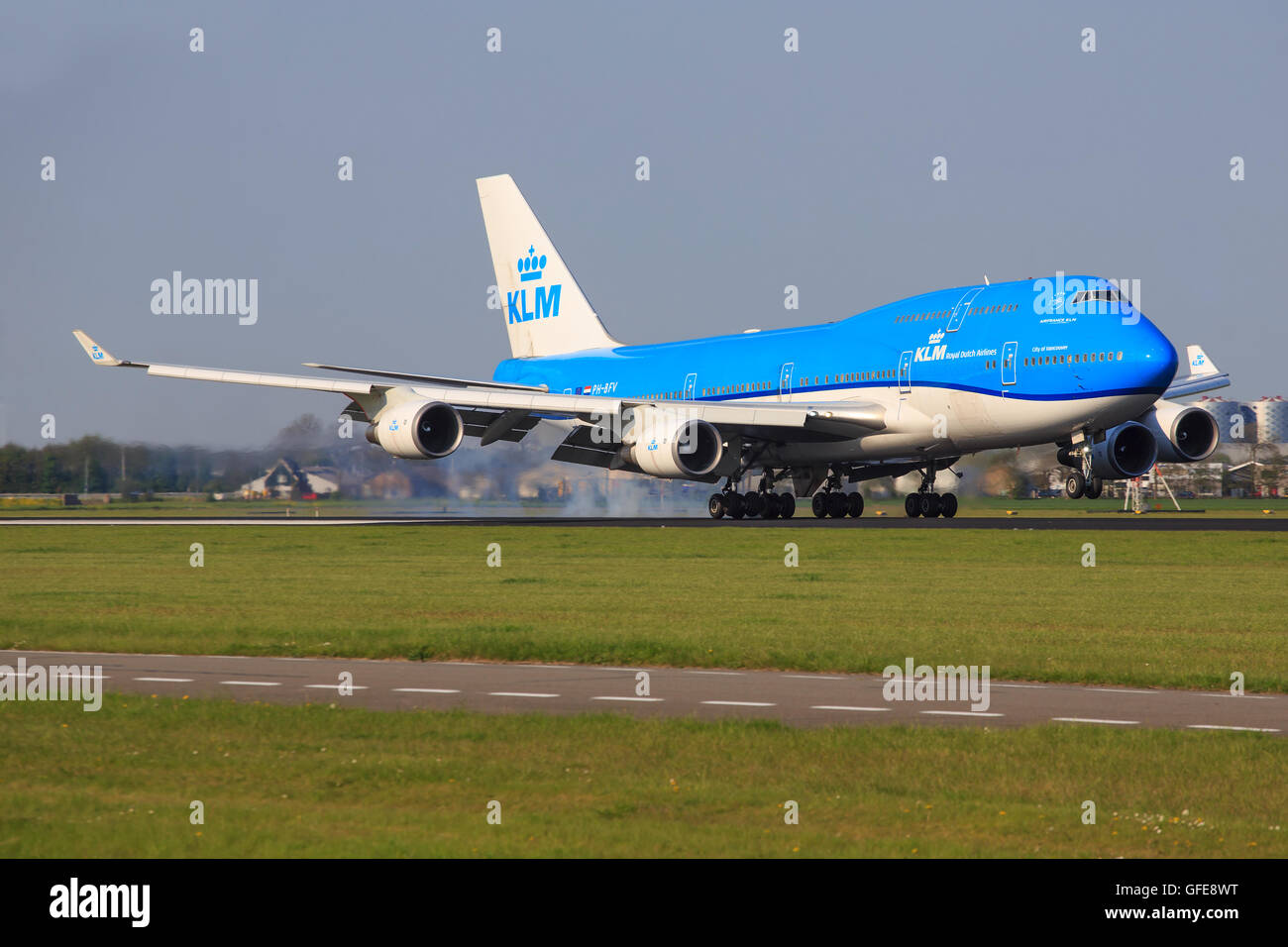 Airplane boeing 747 klm landing hi-res stock photography and images - Alamy