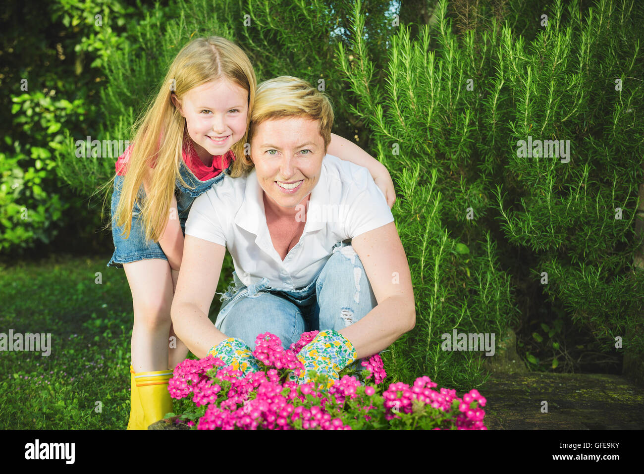 Mother daughter gardening hi-res stock photography and images - Alamy