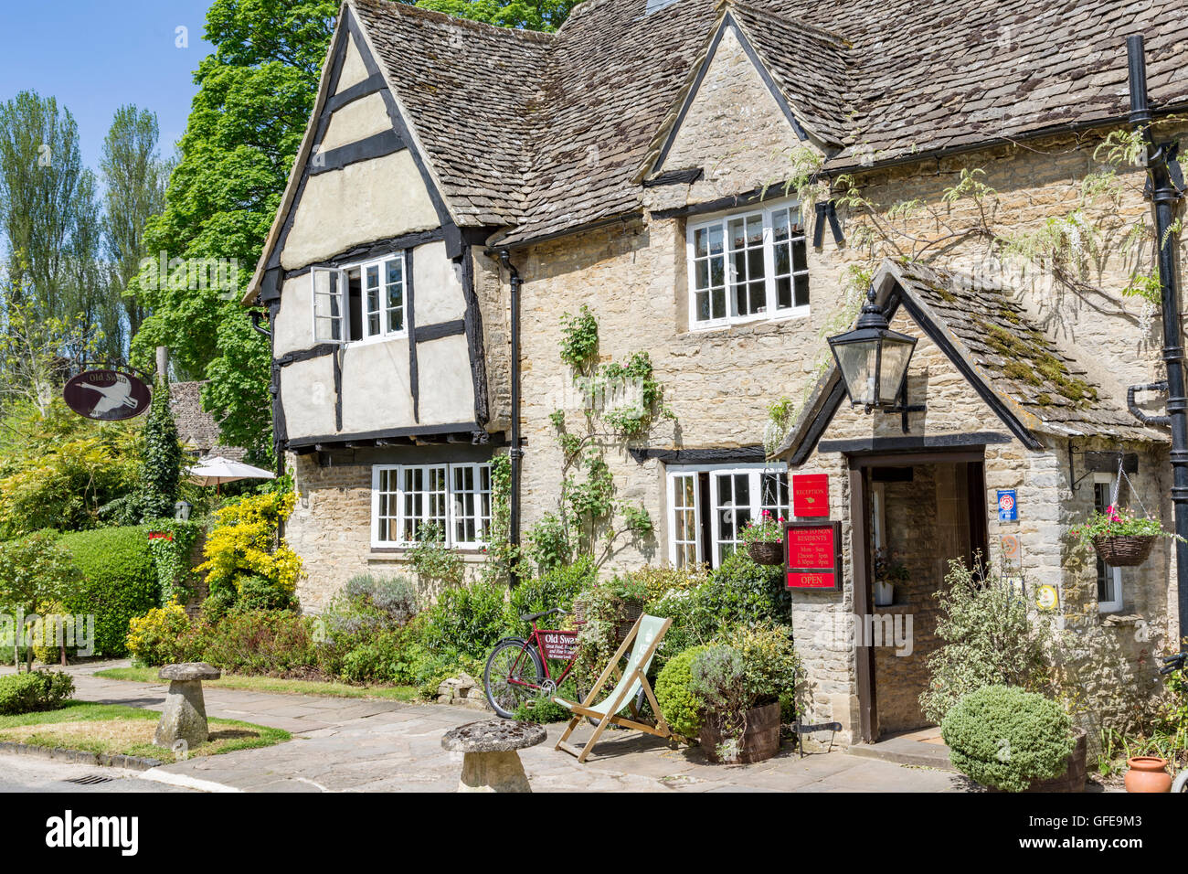 Swan inn hi-res stock photography and images - Alamy