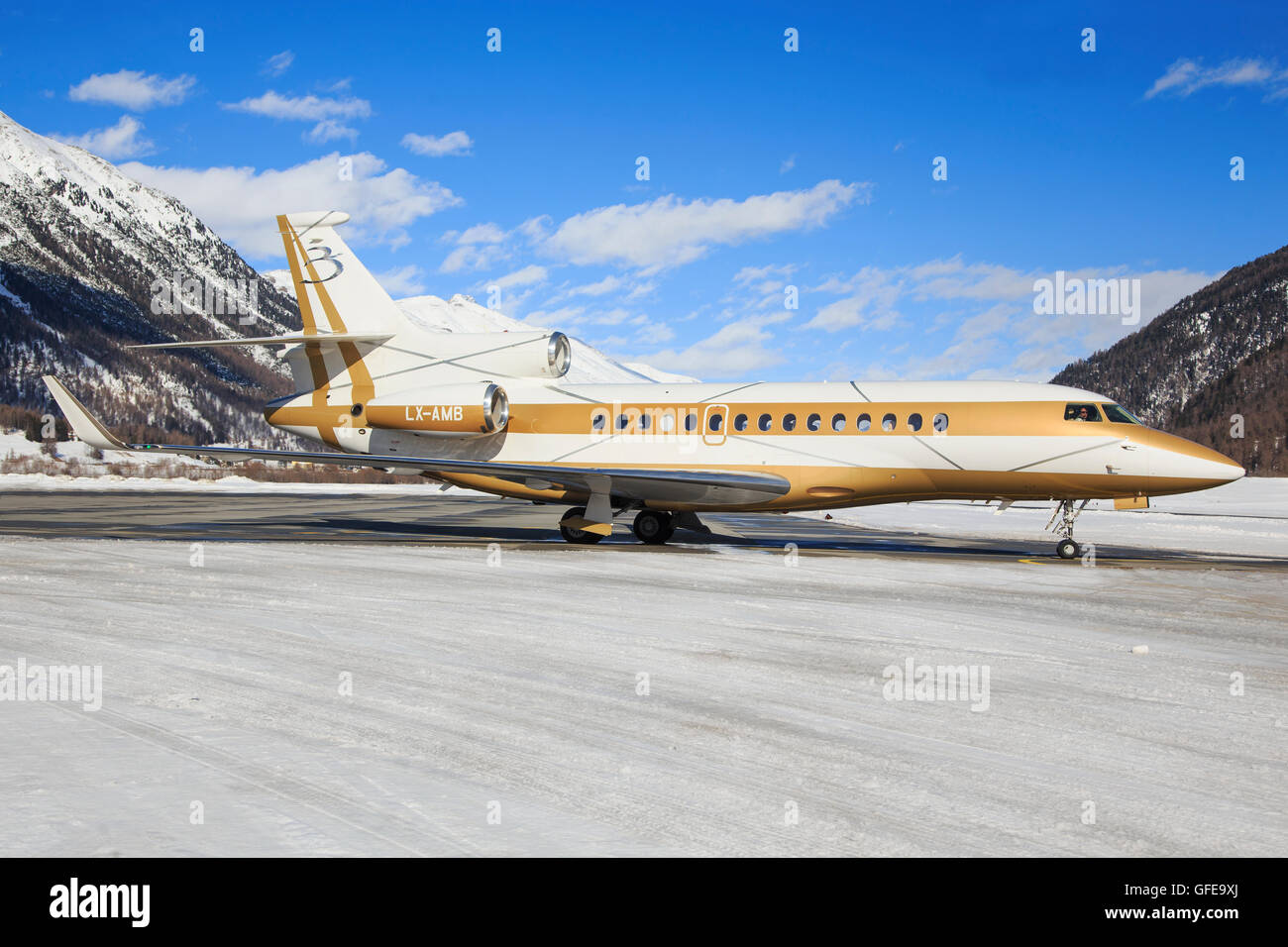 Gold jet hi-res stock photography and images - Alamy