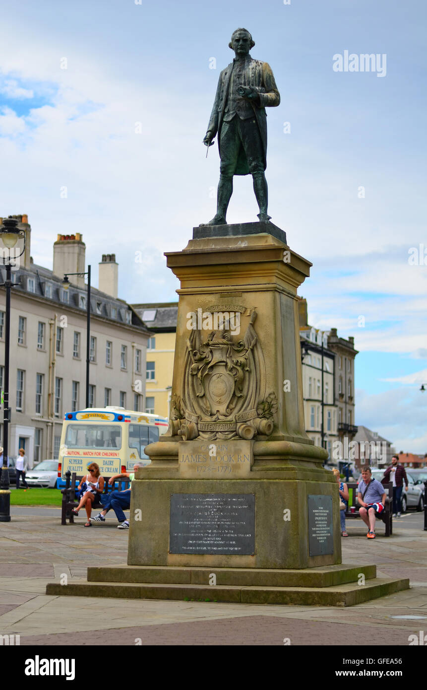 The captain cook statue in whitby hi-res stock photography and images ...