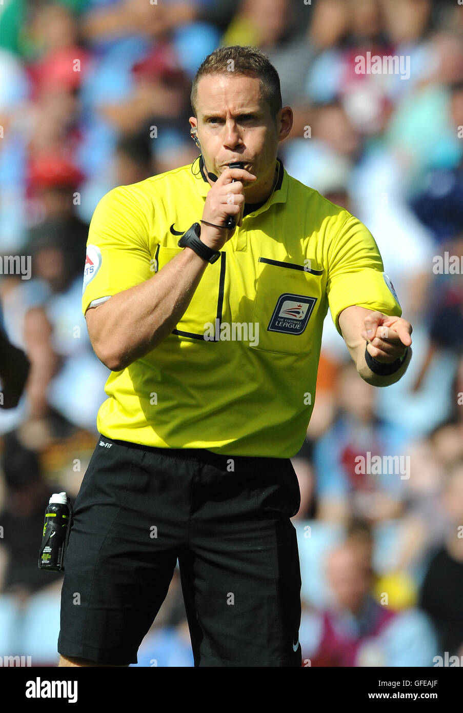 Soccer referee steve martin hi-res stock photography and images - Alamy