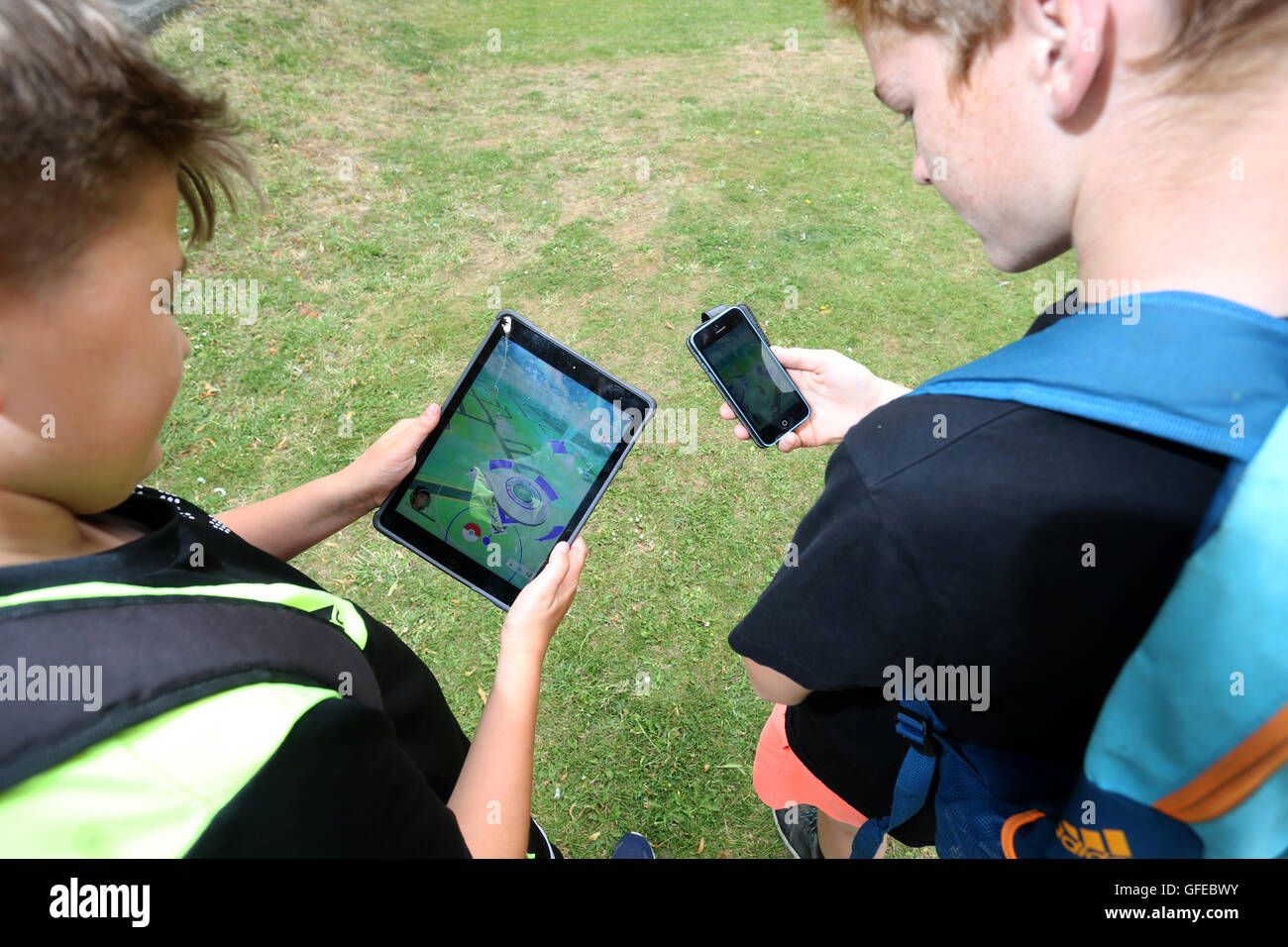 Kids playing pokemon go hi-res stock photography and images - Alamy