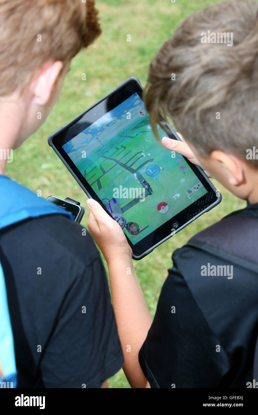 Kids playing pokemon go hi-res stock photography and images - Alamy