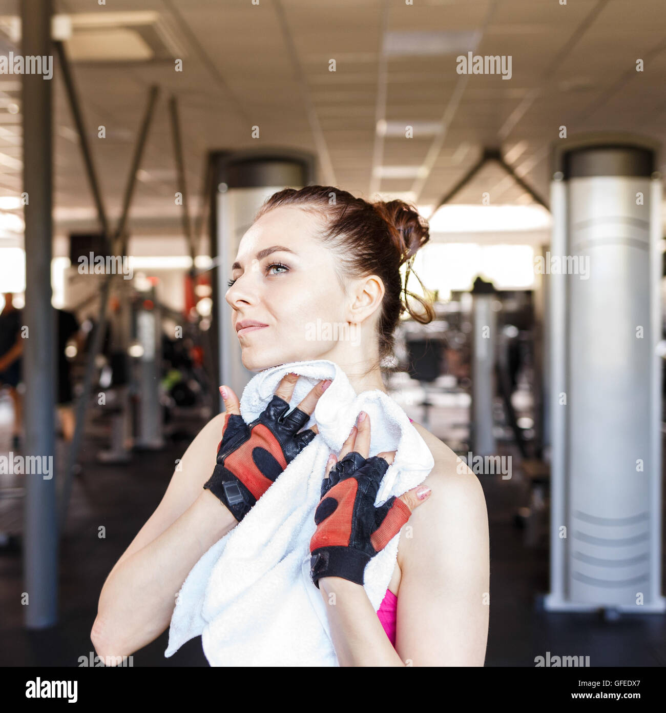 Young woman wiping her body with towel after training in the gym Stock ...