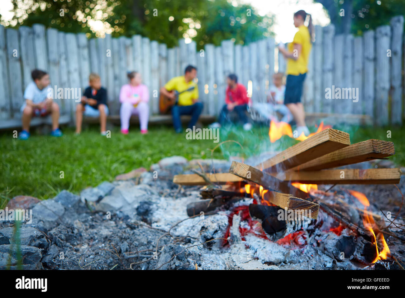 Kids campfire hi-res stock photography and images - Alamy
