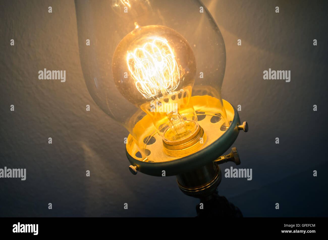 Edison bulb lights hi-res stock photography and images - Alamy