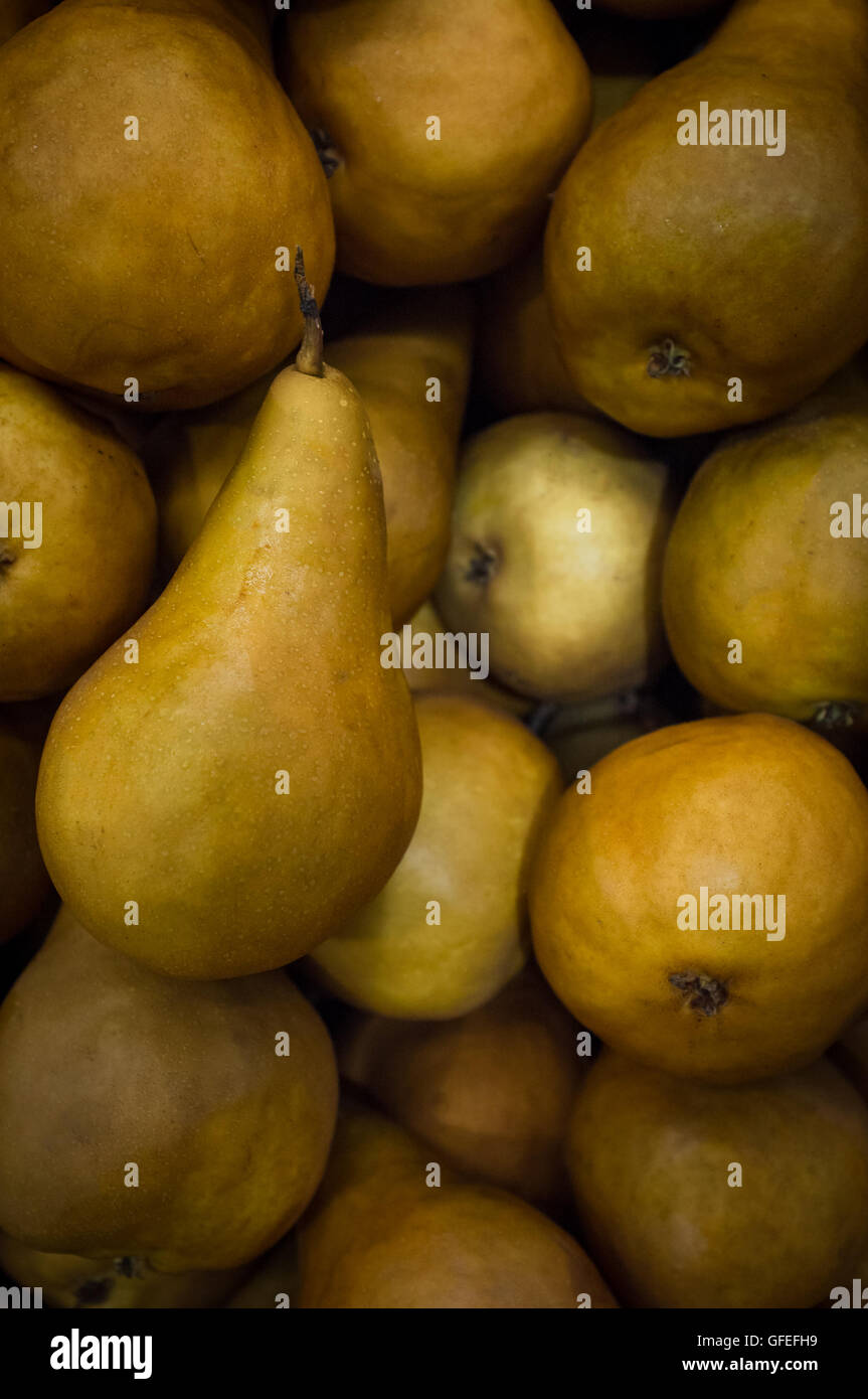 Pile of fresh organic green pears at local farmers market Stock Photo ...