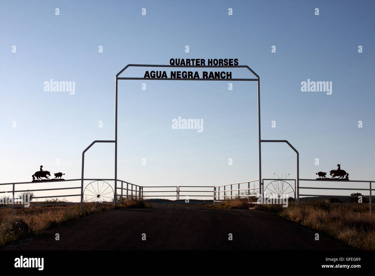 Ranch entrance gate hi-res stock photography and images - Alamy