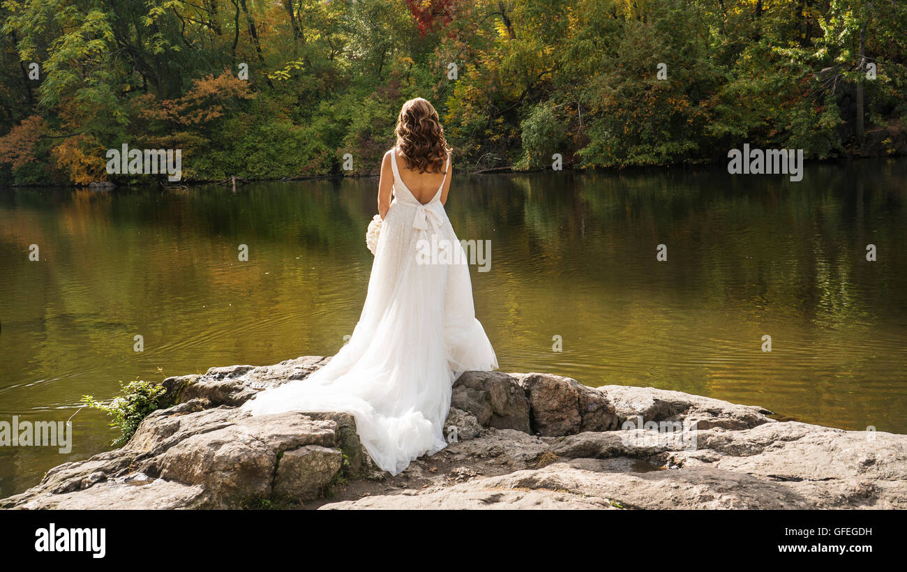 Bridal pose hi-res stock photography and images - Alamy