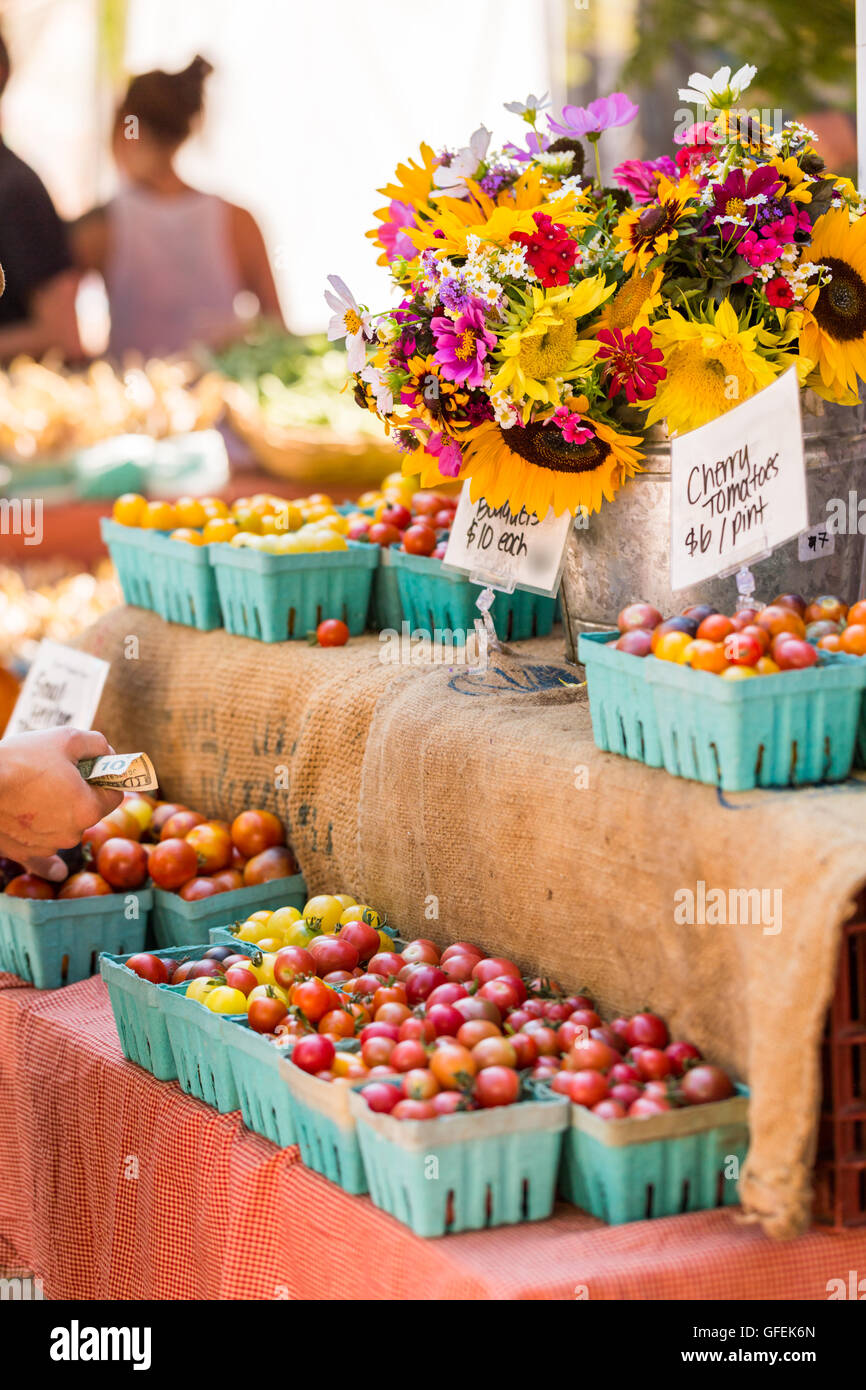 Fresh organic produce at the local farmers market Stock Photo - Alamy