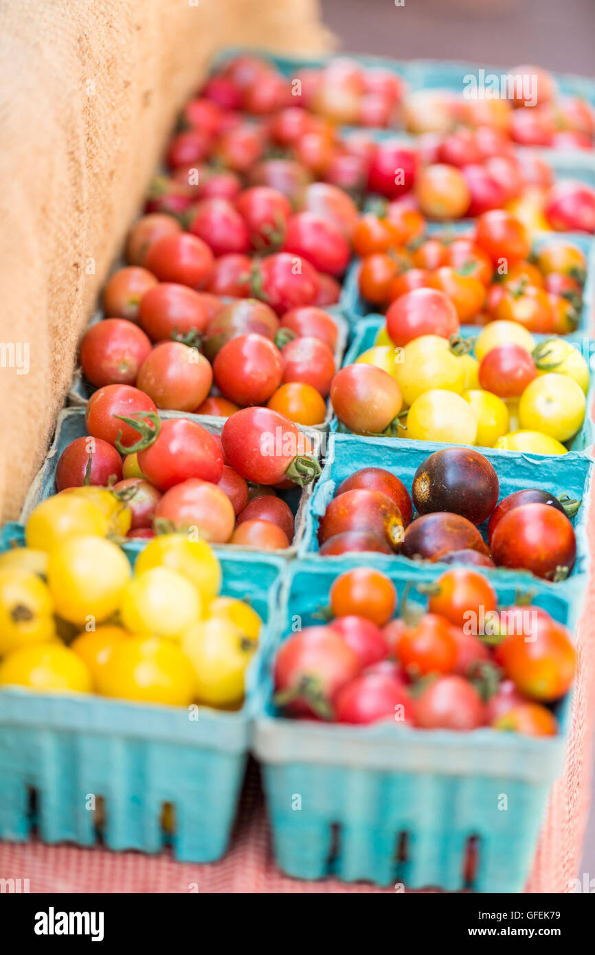 Fresh organic produce at the local farmers market Stock Photo - Alamy