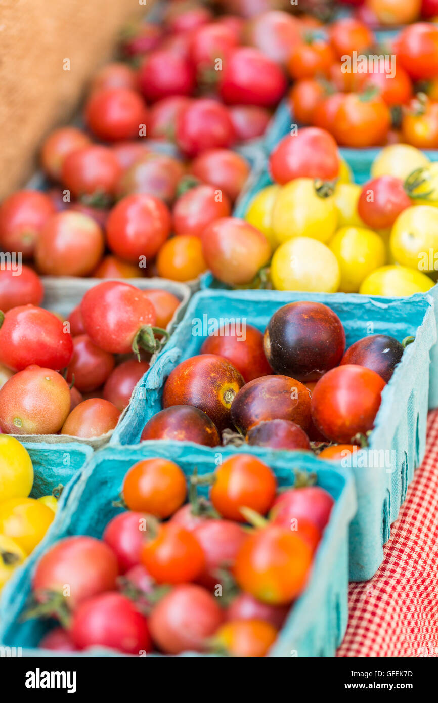 Fresh organic produce at the local farmers market Stock Photo - Alamy