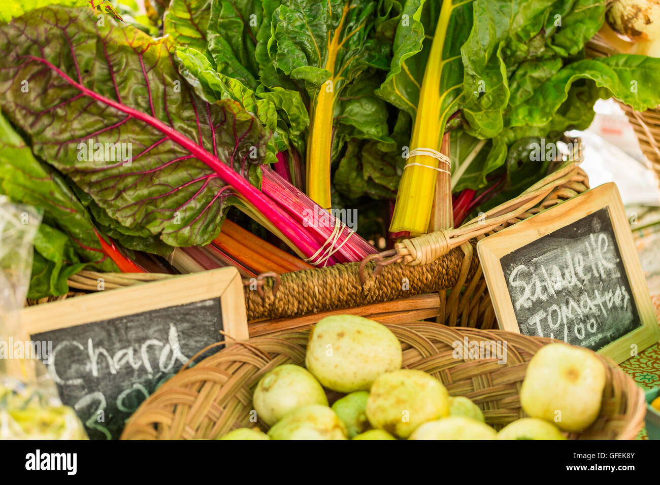 Fresh organic produce at the local farmers market Stock Photo - Alamy