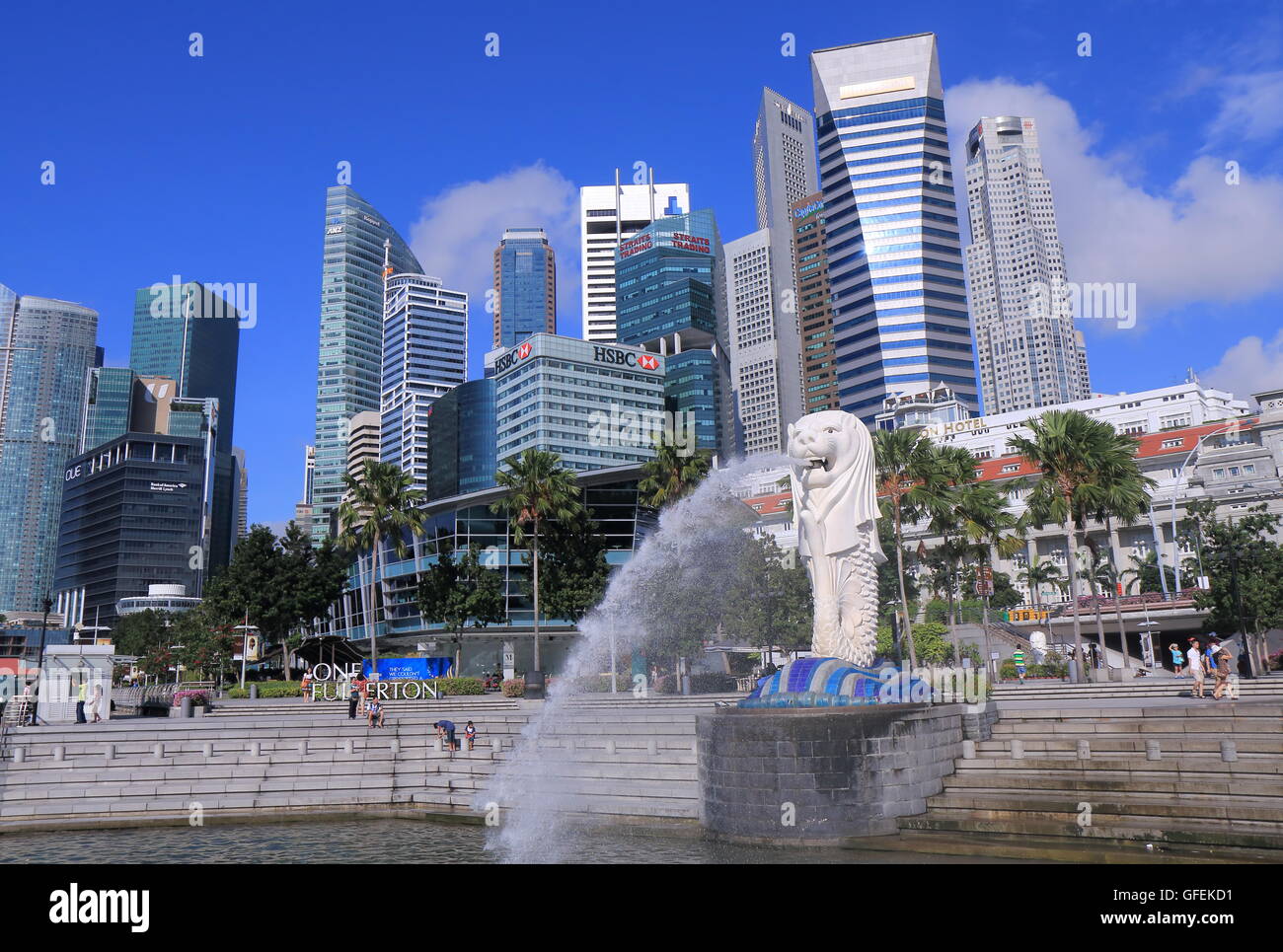 People sightsee Singapore Skyline and Merlion Stock Photo - Alamy
