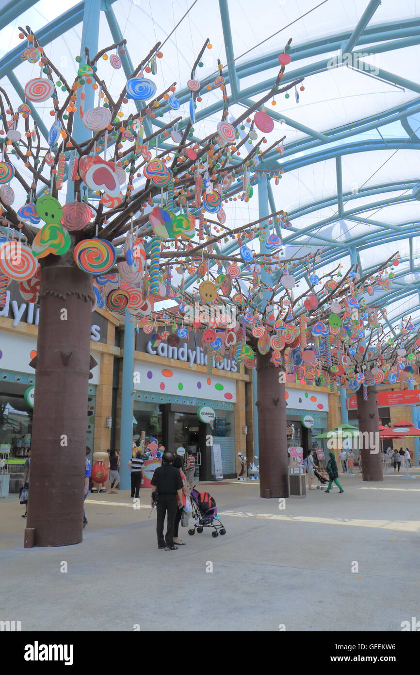 People sightsee Resorts World Sentosa in Singapore Stock Photo - Alamy