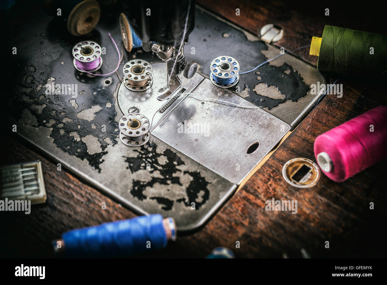 Old vintage hand sewing machine, sewing concept Stock Photo - Alamy