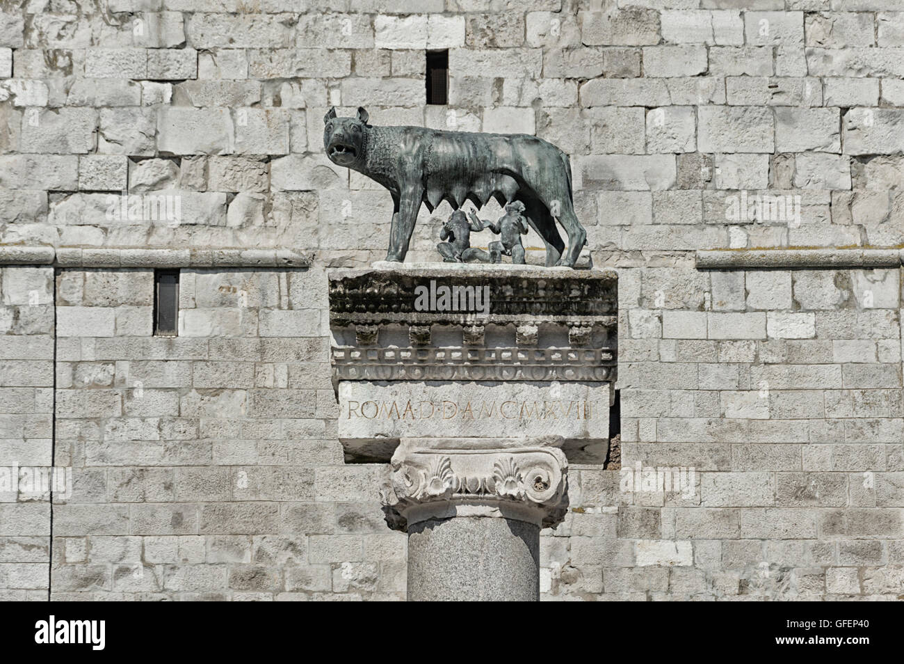 Column with capitoline Wolf statue, legend of Rome Stock Photo - Alamy