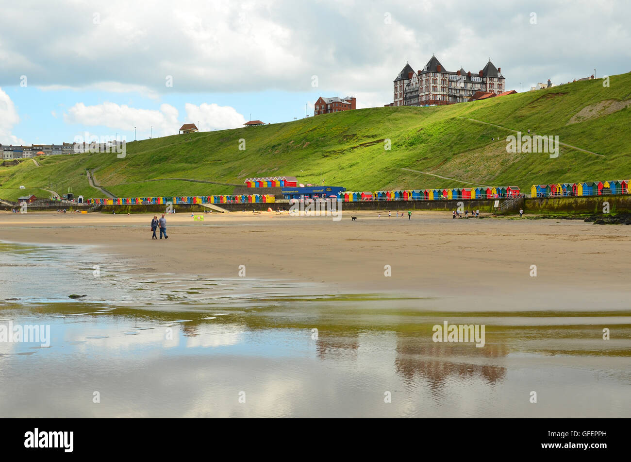 Whitby beach dogs hi-res stock photography and images - Alamy