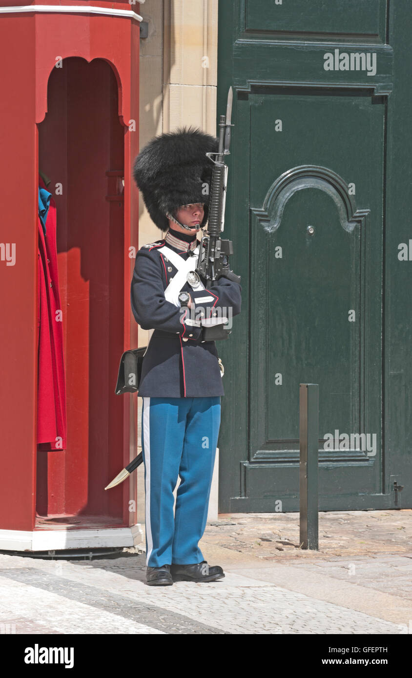 Guard and sentry box hi-res stock photography and images - Alamy
