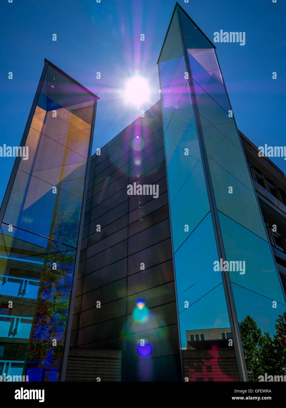 Reflective glass facade hi-res stock photography and images - Alamy