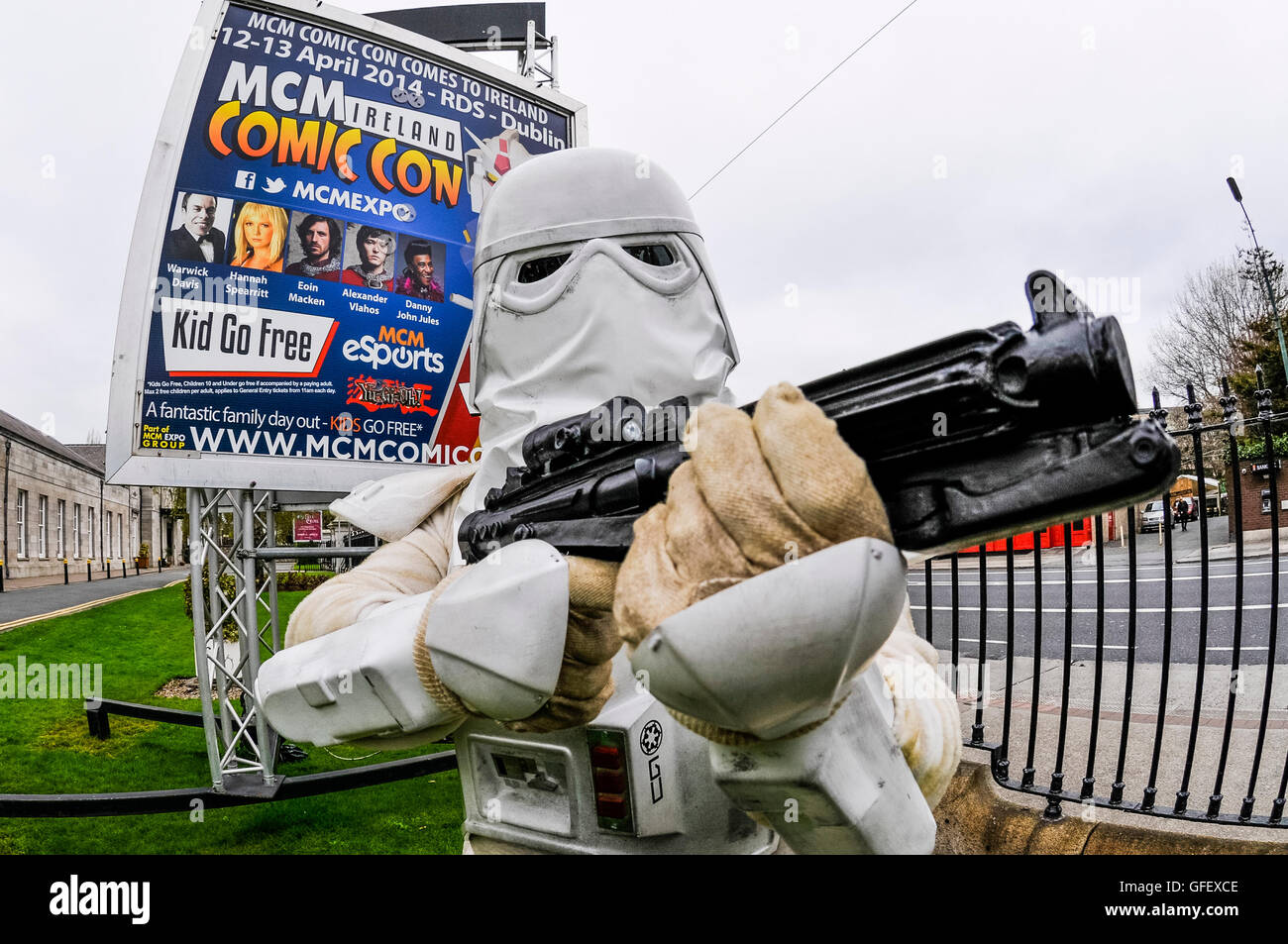 Snow white film costumes hi-res stock photography and images - Alamy