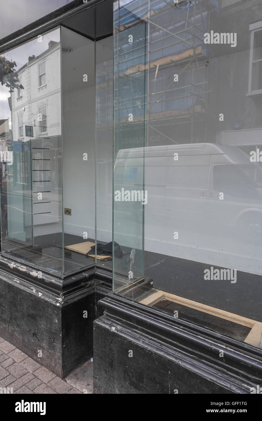 Empty shop window for recession concept / poor high street sales ...