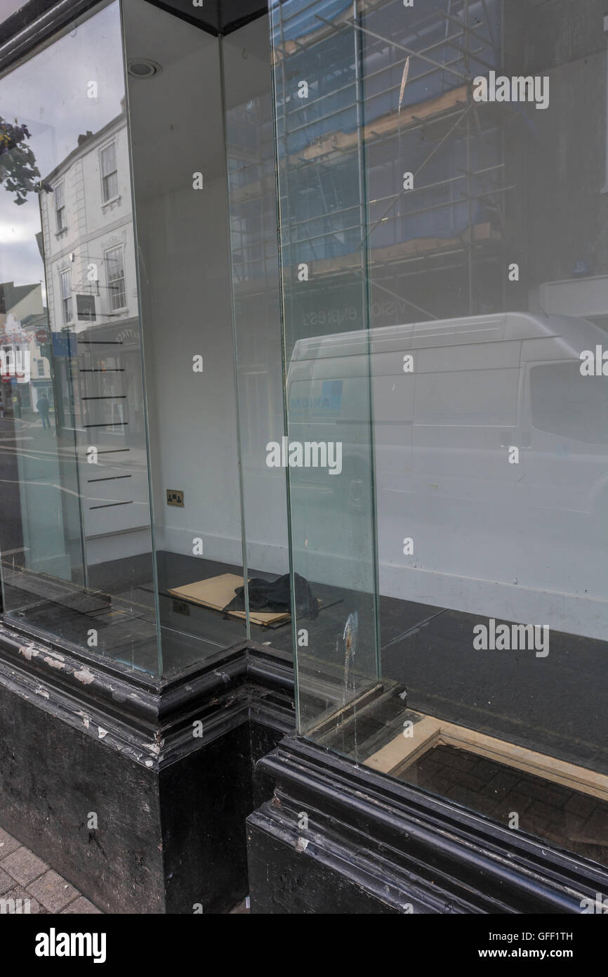 Empty shop window for recession concept / poor high street sales ...