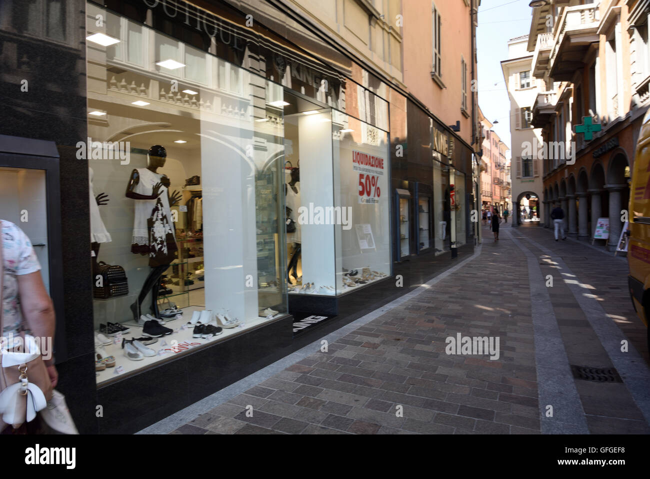 street outside a shopping area Stock Photo - Alamy