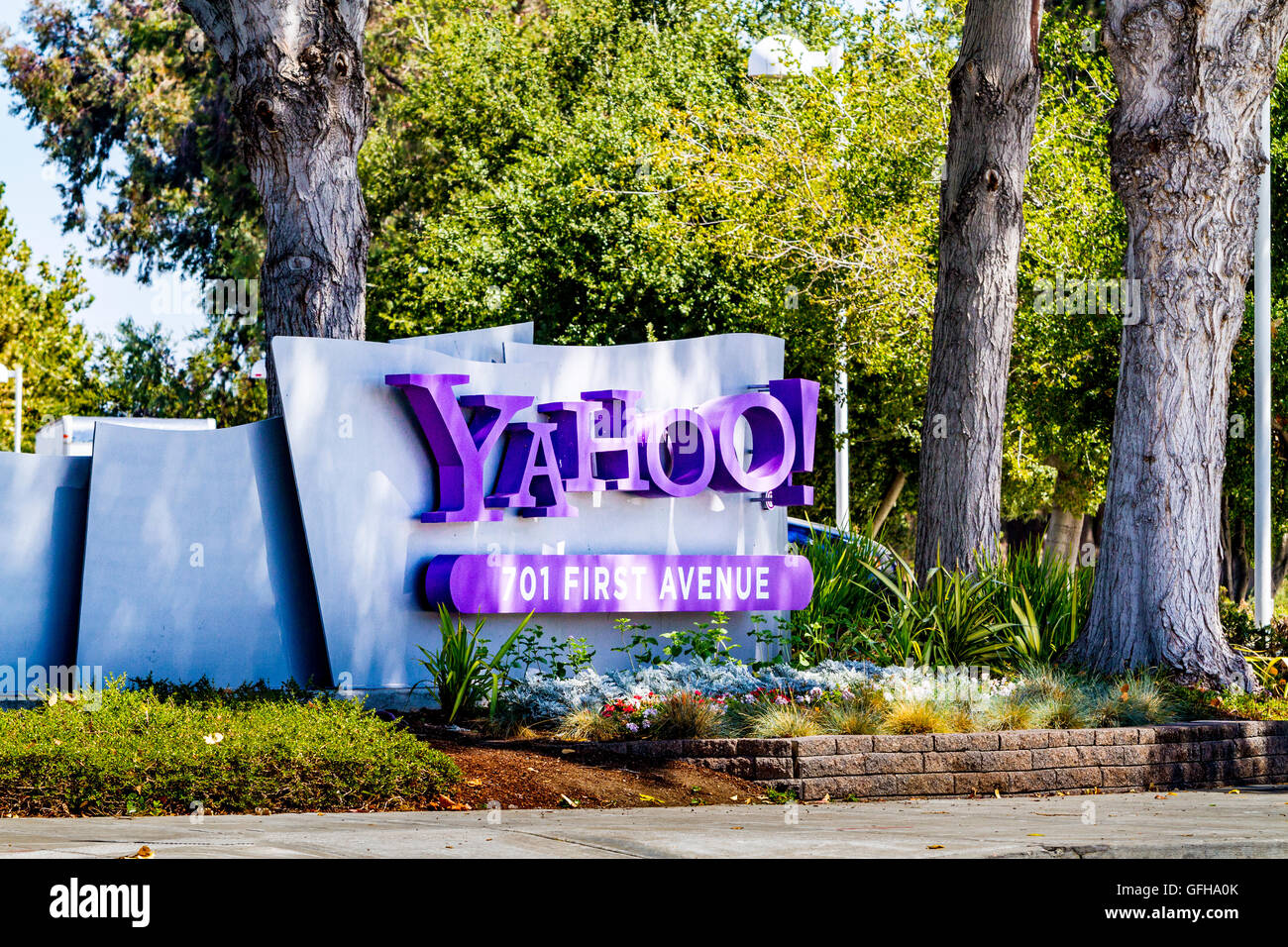 Yahoo logo hi-res stock photography and images - Alamy