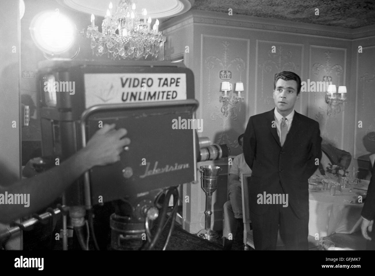 Les Crane, during the filming of a segment Stock Photo - Alamy