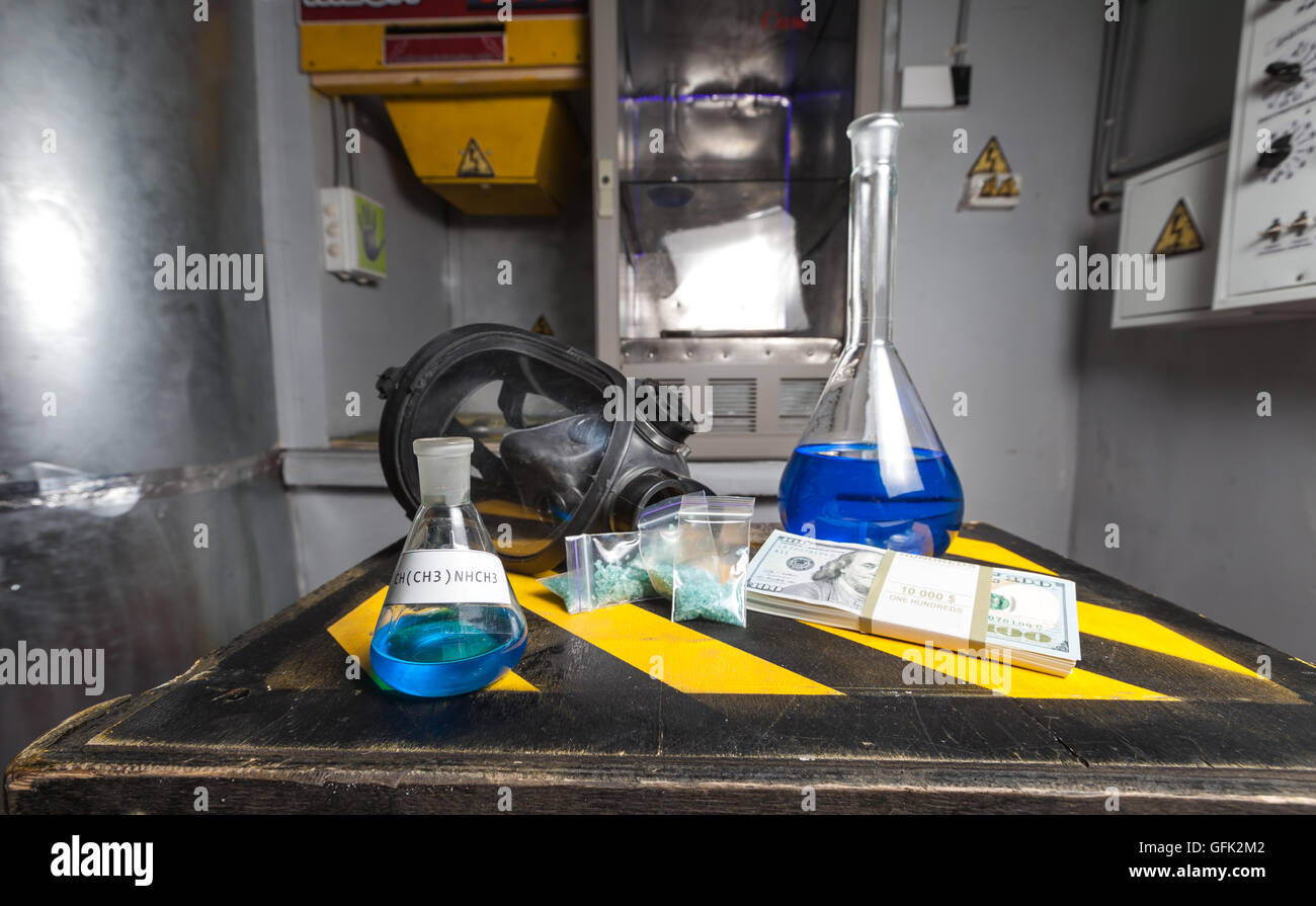 Meth and money in the lab Stock Photo - Alamy
