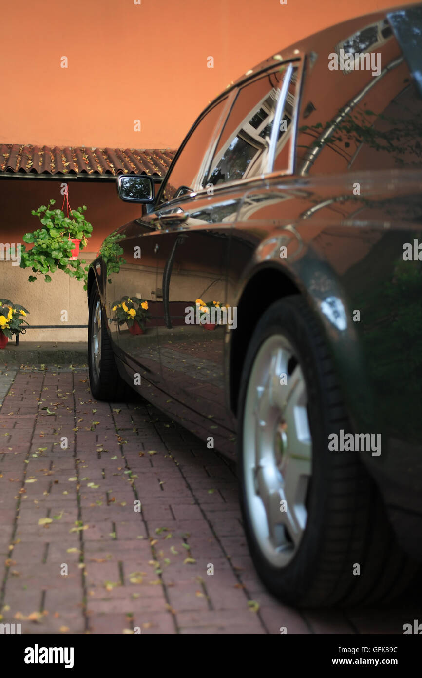 Modern black limousine parking in courtyard near wall Stock Photo - Alamy