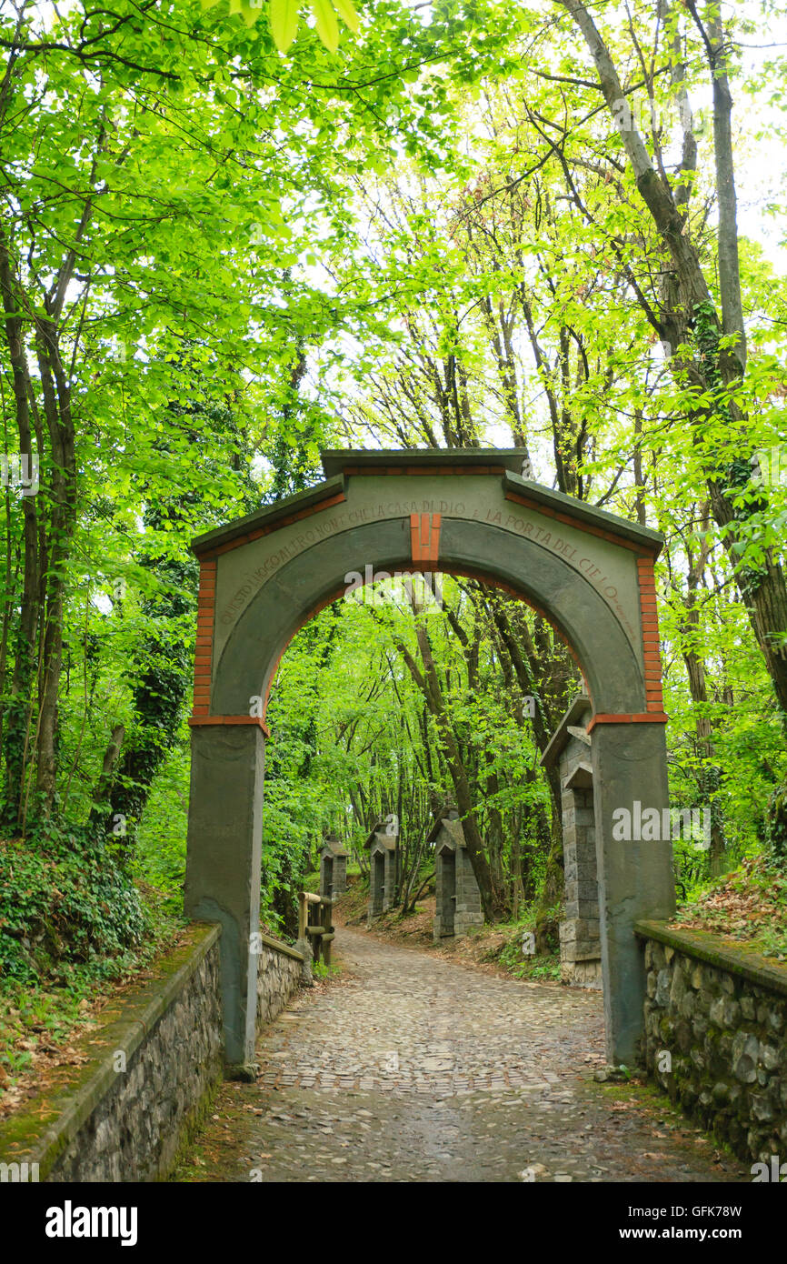 Walking along stone fence hi-res stock photography and images - Alamy