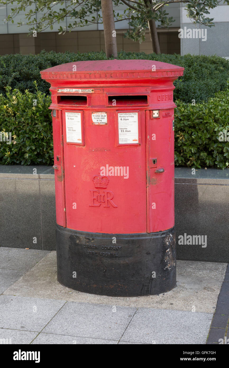 Red post box, London Stock Photo - Alamy