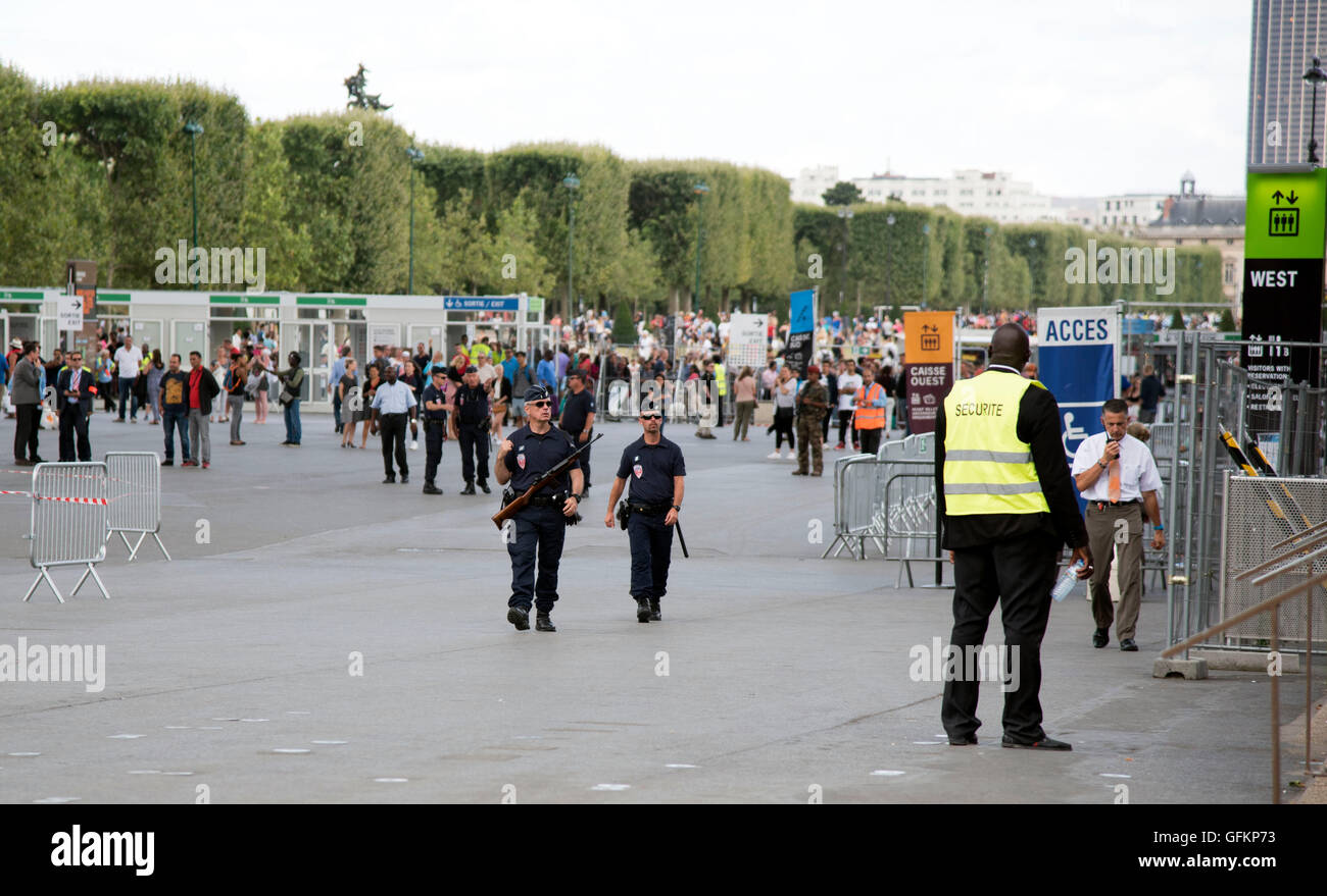 Security army police patrols paris hi-res stock photography and images ...