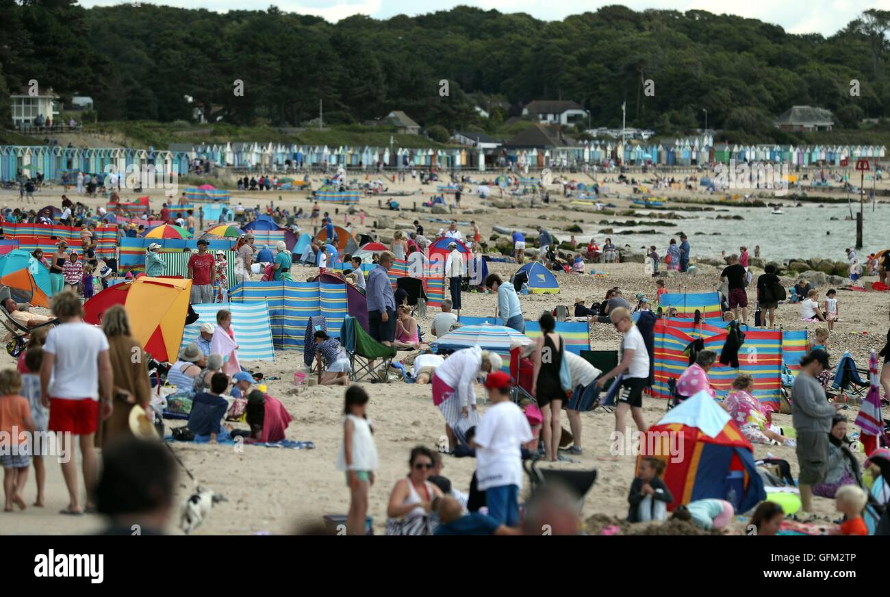 People enjoy the warm weather on Avon Beach in Mudeford, Dorset Stock ...