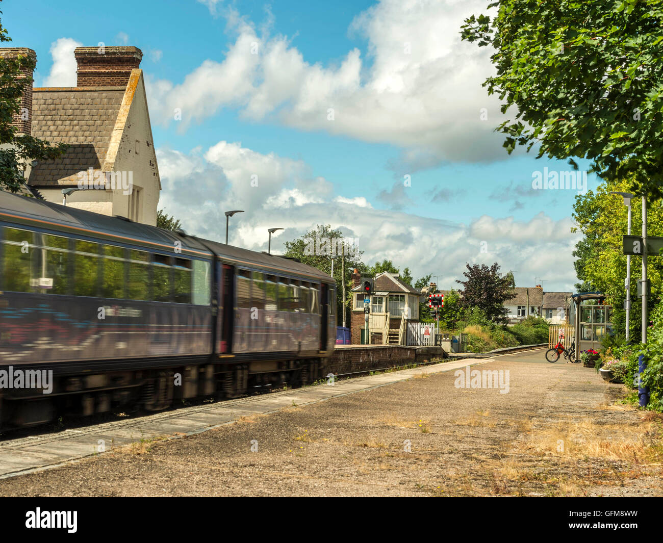 First Great Western Train arrives at Topsham station bound for Exeter ...