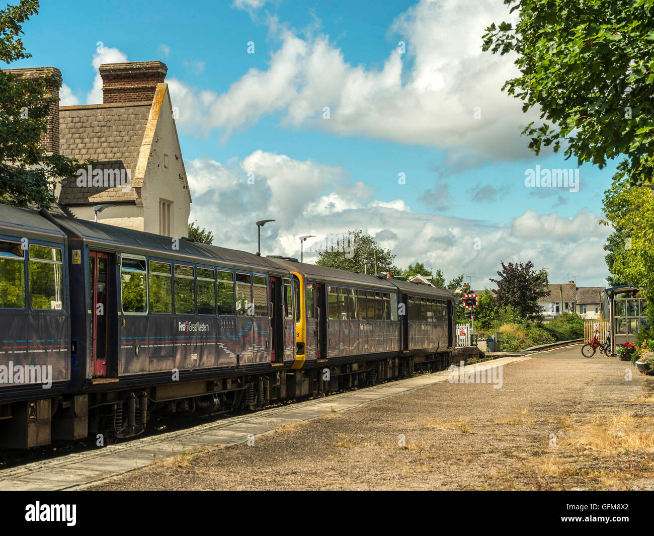 First Great Western Train arrives at Topsham station bound for Exeter ...