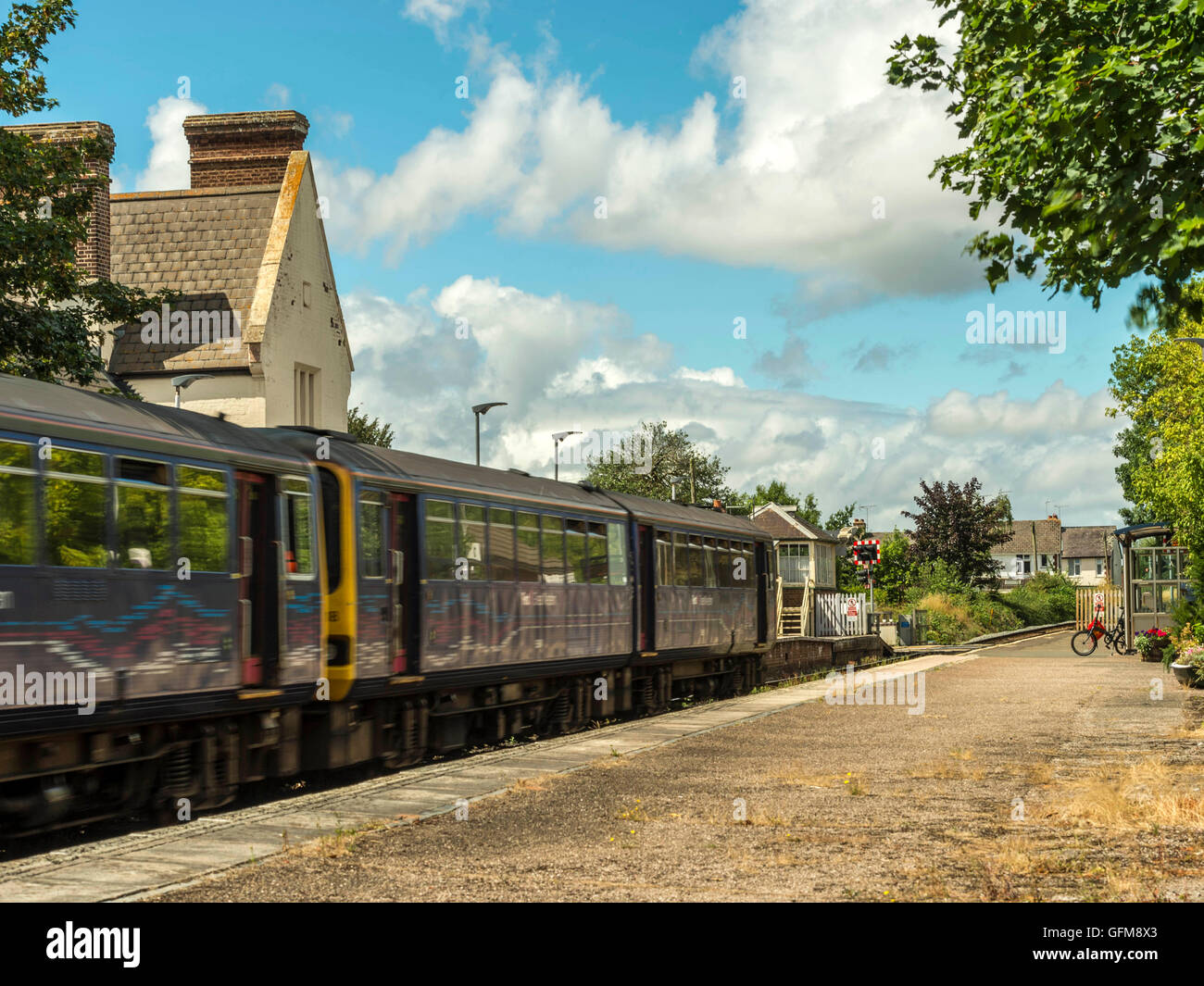First Great Western Train arrives at Topsham station bound for Exeter ...