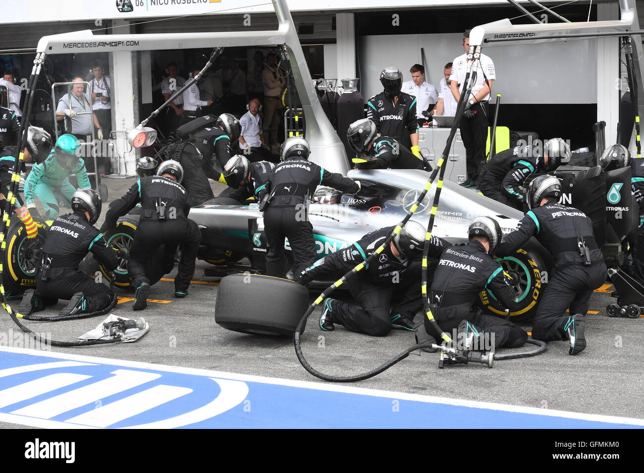 Mercedes amg f1 make a pit stop hi-res stock photography and images - Alamy