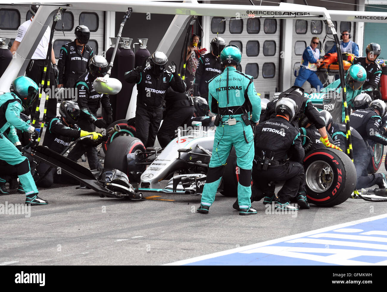 Mercedes amg f1 make a pit stop hi-res stock photography and images - Alamy