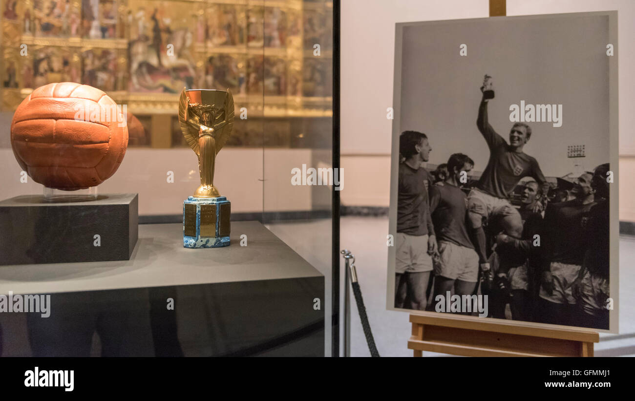 Jules rimet trophy 1966 hi-res stock photography and images - Alamy