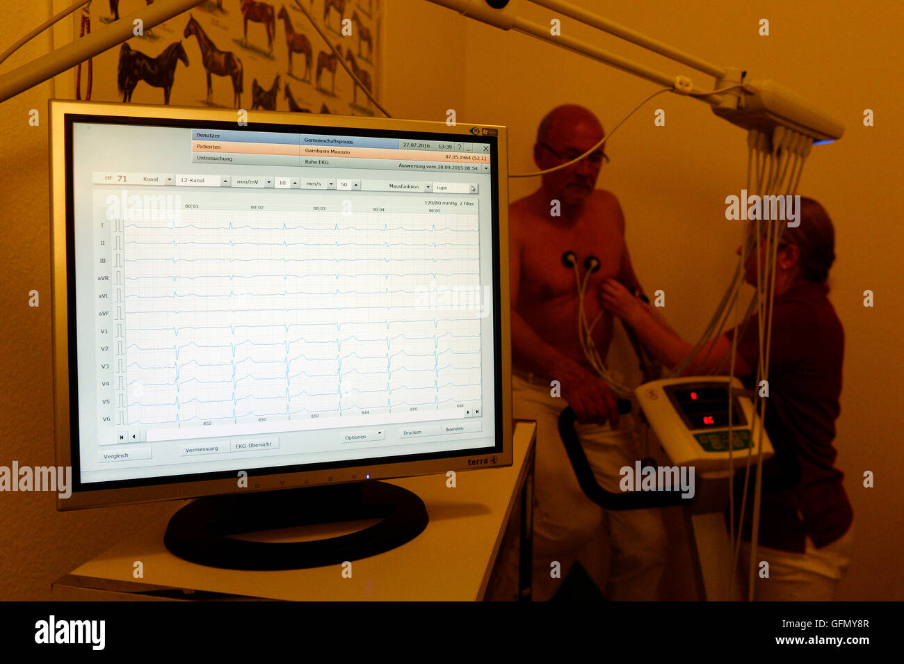 Electrocardiogram 2016 hi-res stock photography and images - Alamy