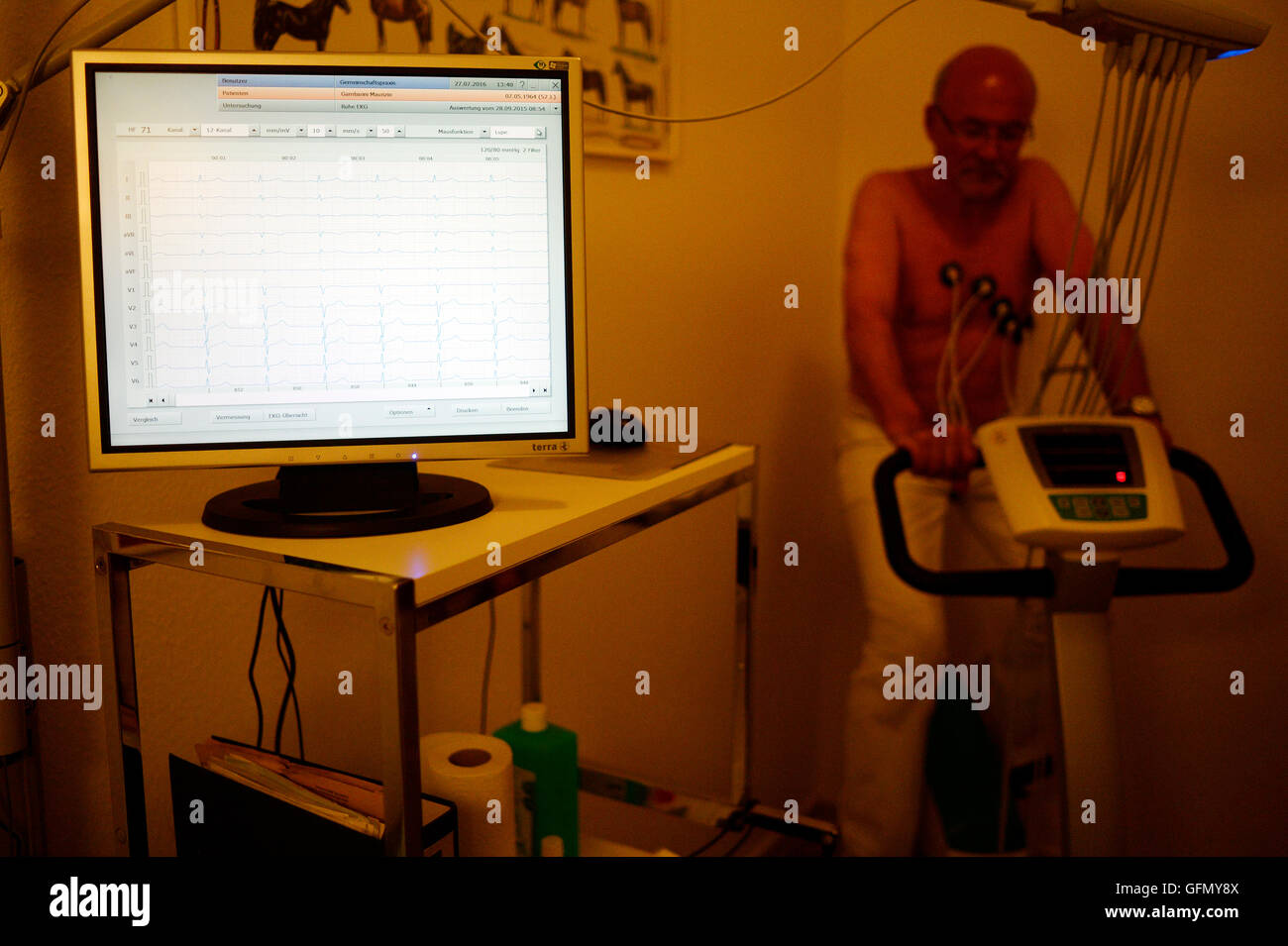 Electrocardiogram 2016 hi-res stock photography and images - Alamy