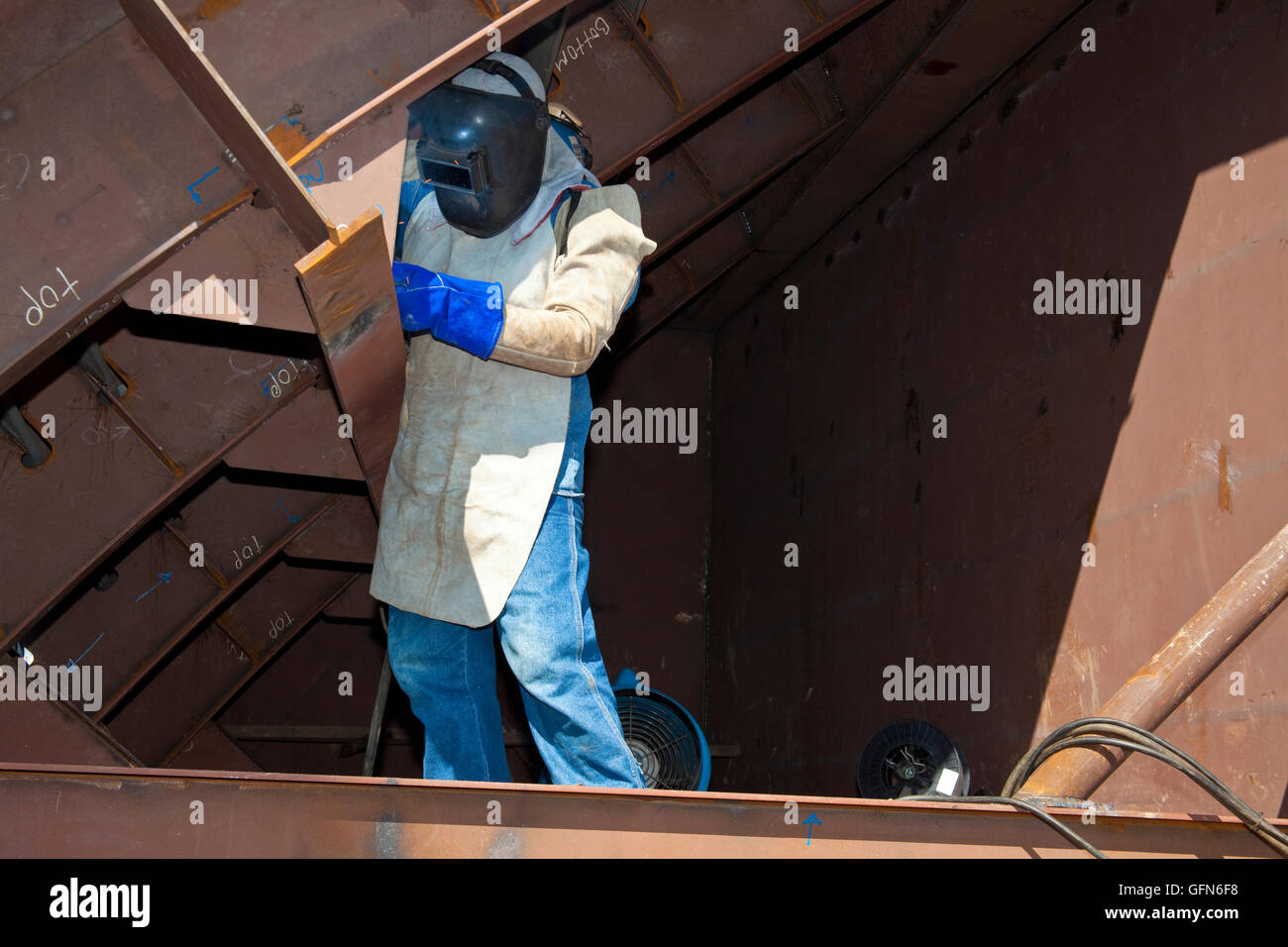 Man welding wearing protective clothes and equipment Stock Photo - Alamy