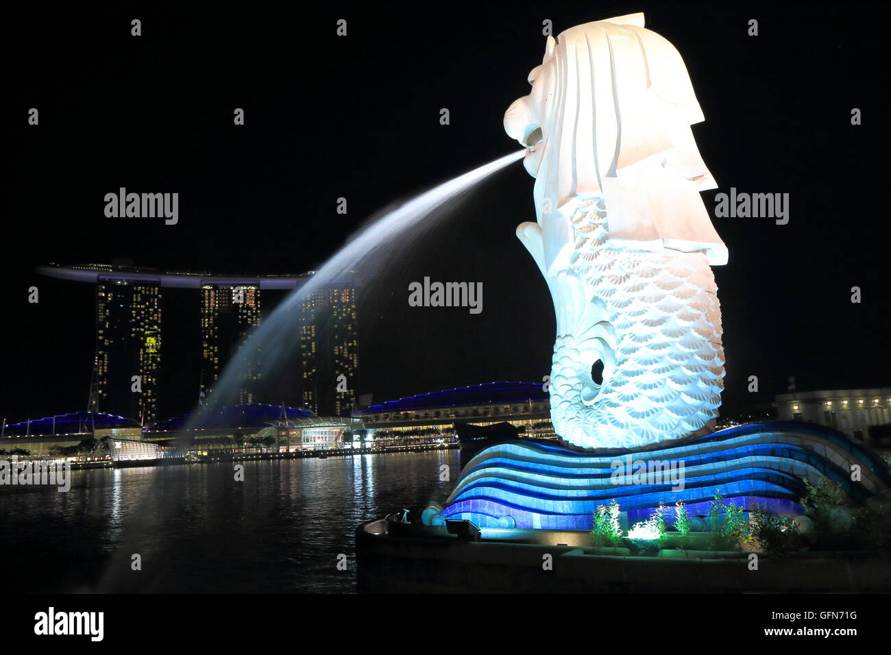 Merlion and Marina Bay Sands in Singapore Stock Photo - Alamy