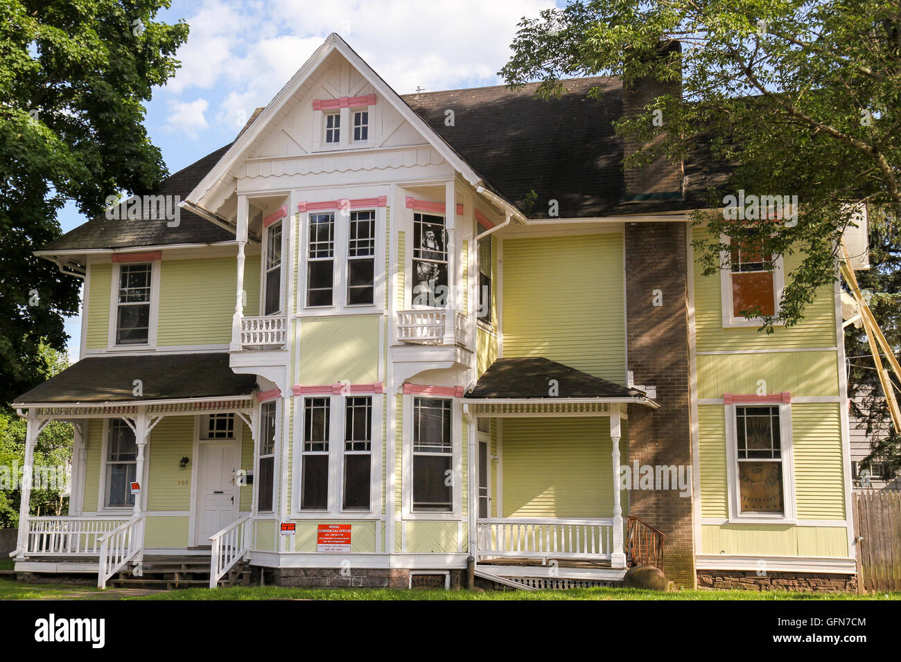 White victorian building hi-res stock photography and images - Alamy