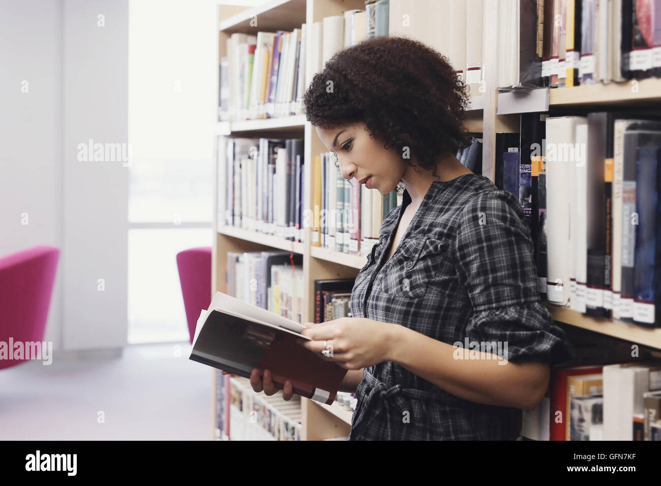 Student in library Stock Photo - Alamy